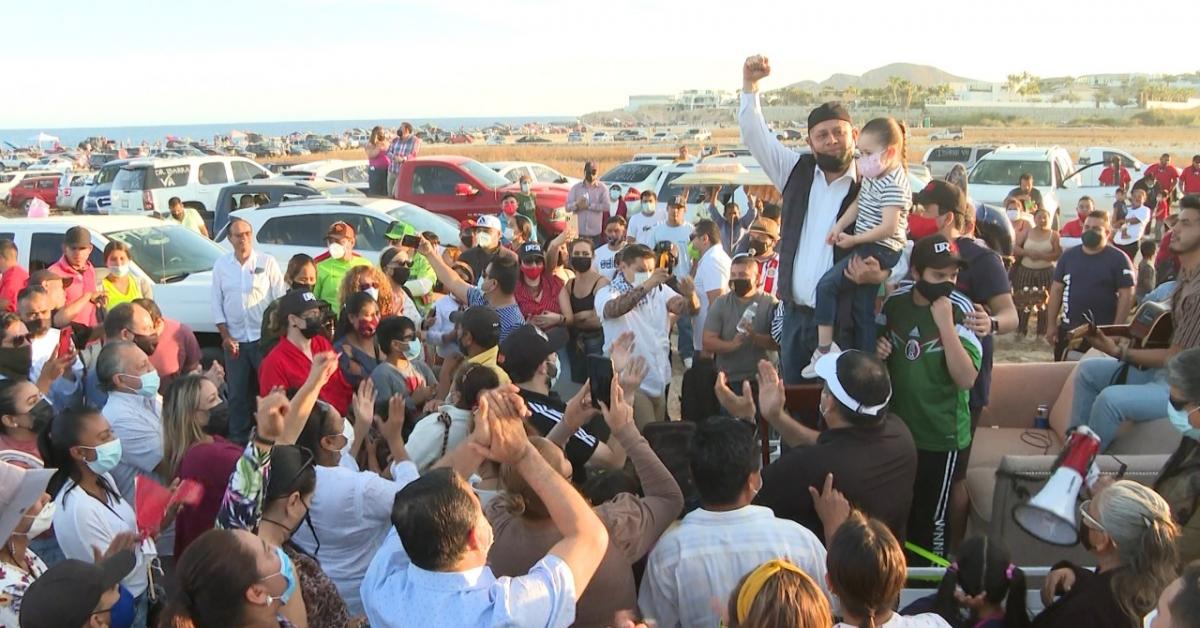 Con gallo vehicular doctor Ibarra muestra músculo político